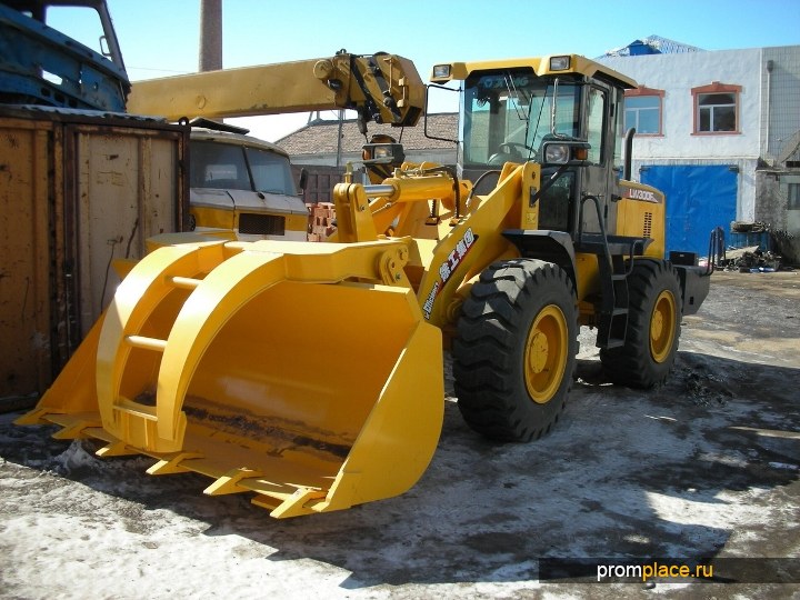 Фронтальный погрузчик LW300F с бревнозахватом