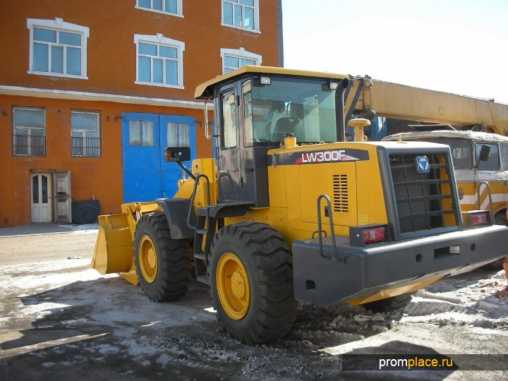 Фронтальный погрузчик LW300F с бревнозахватом